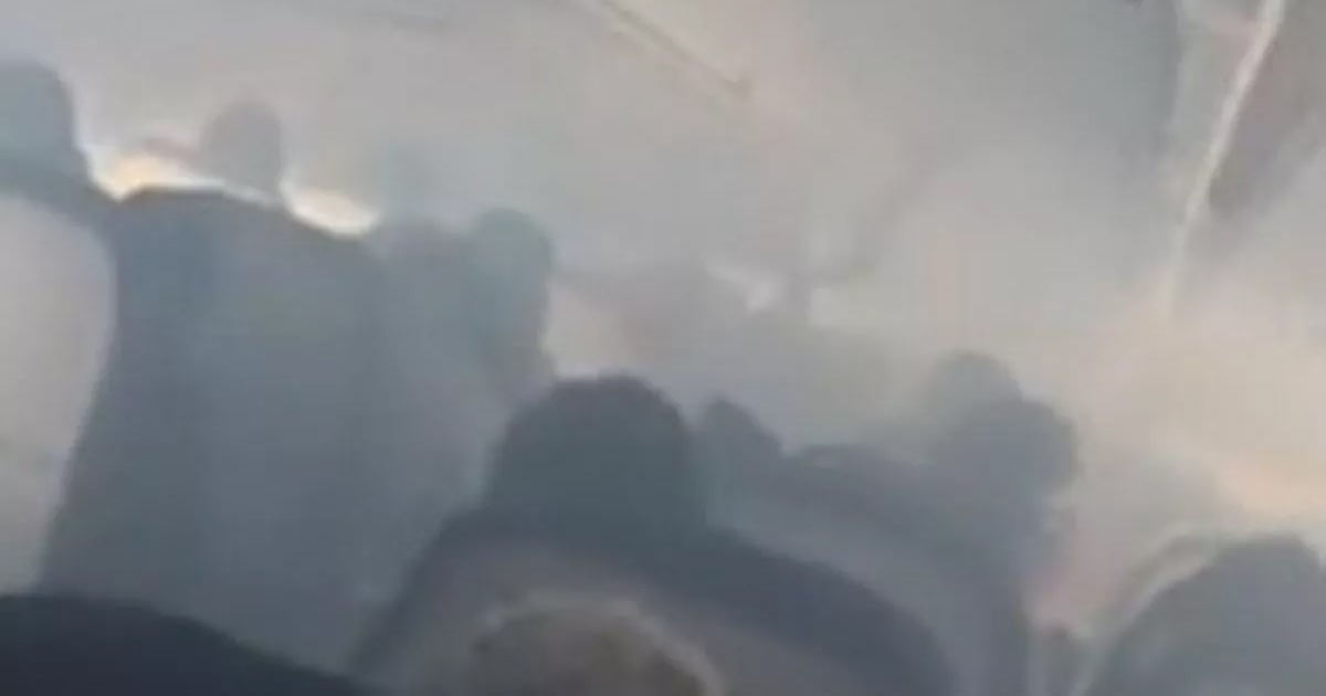 Packed Delta Passenger Jet Forced to Make Emergency Landing at LAX as ...